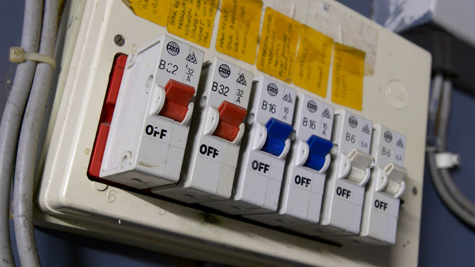 Circuit Breakers Explained: Types, Working Principles, and Applications ...